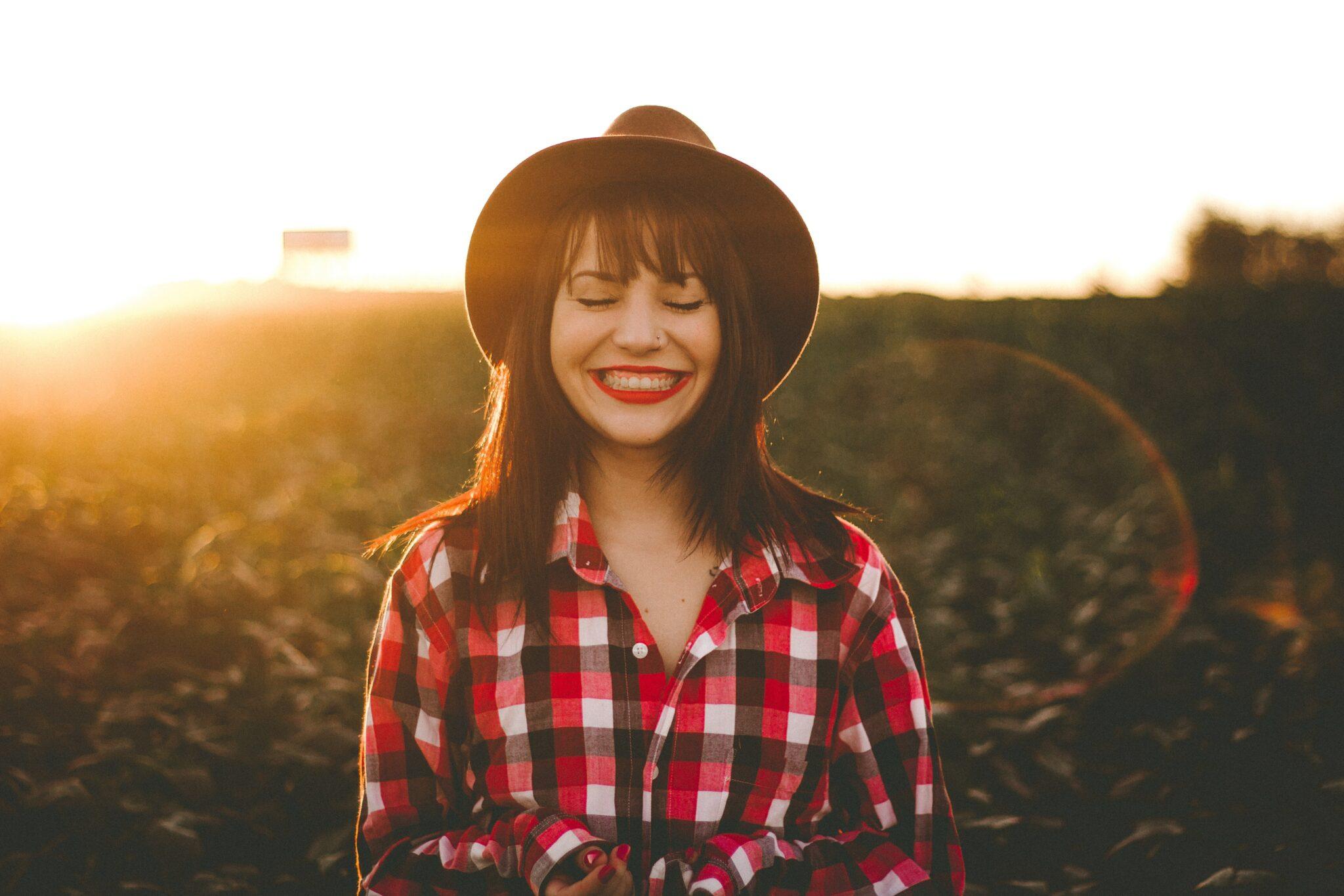 Frases para foto sorrindo: veja 45 ideias para arrasar na web