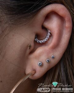 Piercing no tragus: cuidados necessários e fotos para inspirar