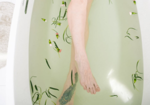 Spa dos pés: aprenda a fazer a prática relaxante em casa