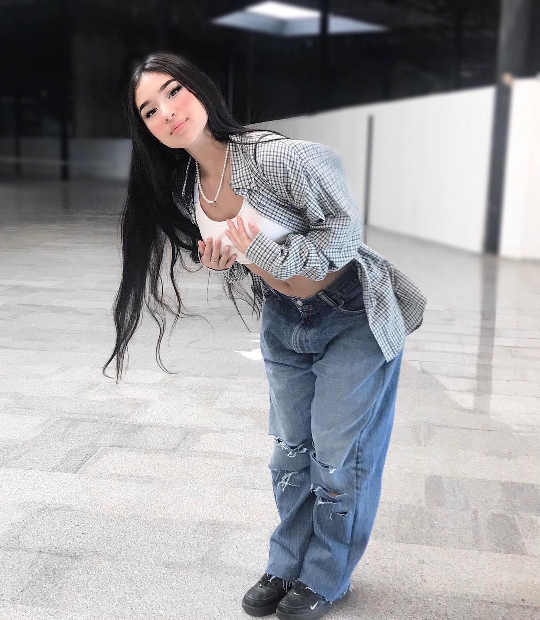 Estilo baddie girl: saiba como apostar no visual despojado e confiante